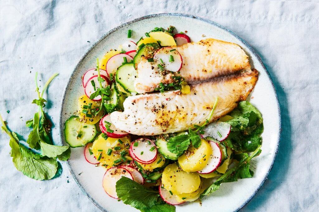 Buntbarsch mit Gurken-Radieschen-Kartoffelsalat | Regalsprings