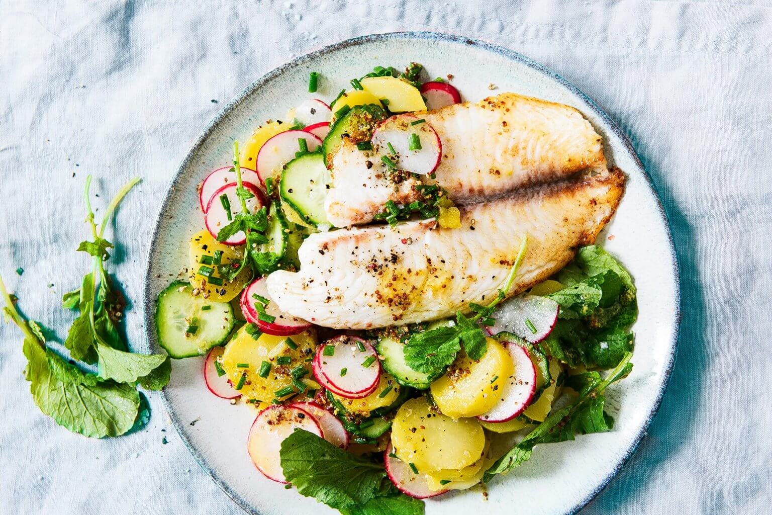 Buntbarsch mit Kräuterkruste und Babykartoffeln | Regal Springs